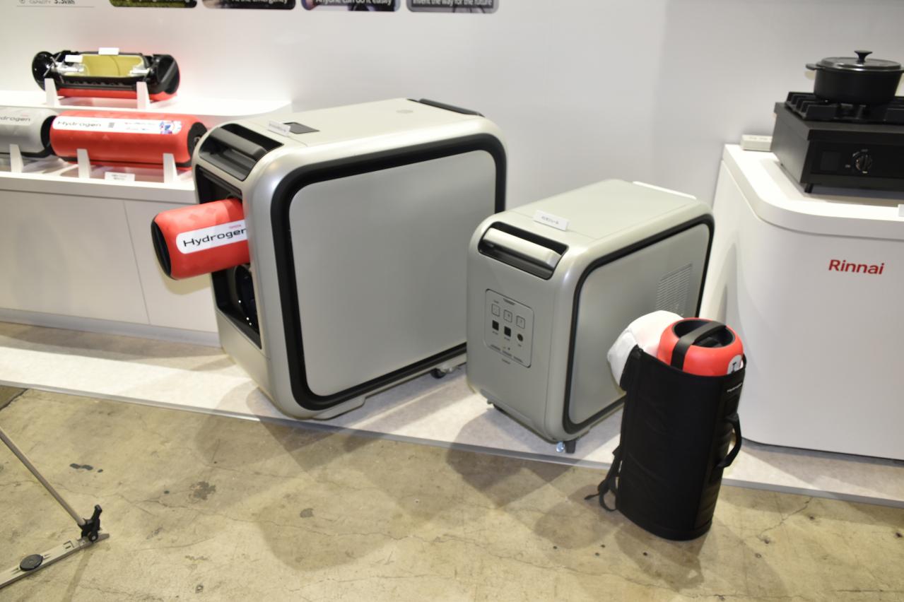 トヨタがポータブル水素カートリッジを発表。MIRAI開発時のFCEV用ボンベ技術を応用したエネルギー供給システム｜JAPAN MOBILITY SHOW 2024 | TOPPER[トッパー]