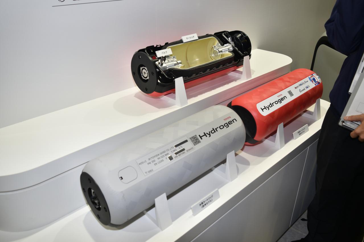 トヨタがポータブル水素カートリッジを発表。MIRAI開発時のFCEV用ボンベ技術を応用したエネルギー供給システム｜JAPAN MOBILITY SHOW 2024 | TOPPER[トッパー]