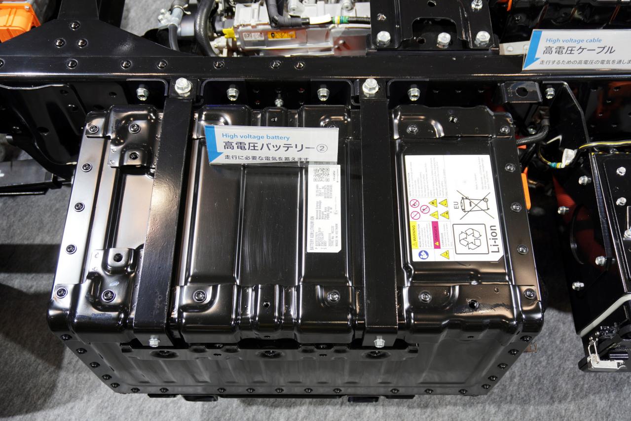 バッテリーの屋根上搭載を実現した「エルガEV」。いすゞが国内初フルフラットフロアEVバスを公開｜JAPAN MOBILITY SHOW ...
